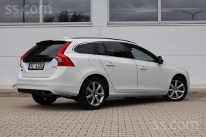 White Volvo V60 2015 in Riga, with an engine capacity of 2.00 L and mileage of 0 thousand km for 7495 €, photo 7 on AUTOMOTO.COM.LV