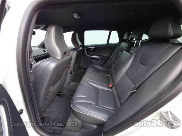 Balts Volvo V60 2015 Tallina, ar dzinēja tilpumu 2.40 L un nobraukumu 322 tūkst. km par 6990 €, foto 11 vietnē AUTOMOTO.COM.LV