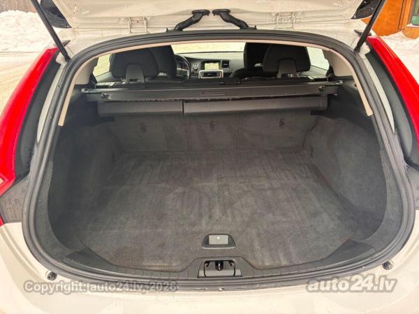 Balts Volvo V60 2015 Tallina, ar dzinēja tilpumu 1.60 L un nobraukumu 223 tūkst. km par 6999 €, foto 11 vietnē AUTOMOTO.COM.LV