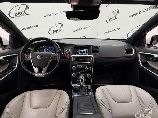 White Volvo V60 2015 in Vilnius, with an engine capacity of 2.40 L and mileage of 216 thousand km for 7500 €, photo 4 on AUTOMOTO.COM.LV