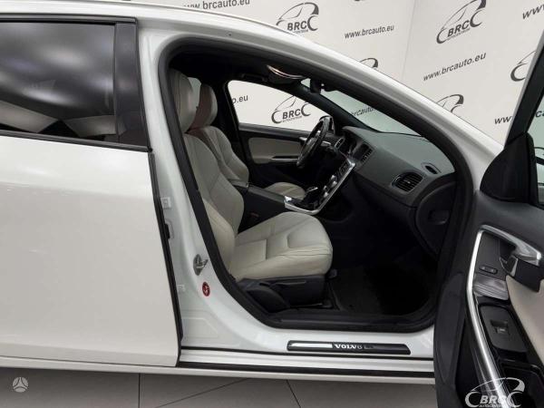 White Volvo V60 2015 in Vilnius, with an engine capacity of 2.40 L and mileage of 216 thousand km for 7500 €, photo 5 on AUTOMOTO.COM.LV