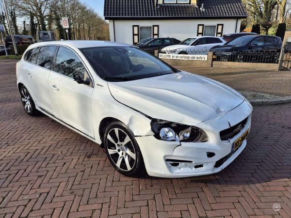 White Volvo V60 2015 in Prienai, with an engine capacity of 2.40 L and mileage of 271 thousand km for 4100 €, photo 2 on AUTOMOTO.COM.LV
