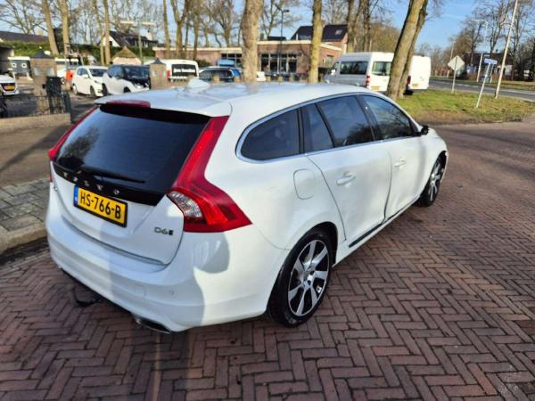 White Volvo V60 2015 in Prienai, with an engine capacity of 2.40 L and mileage of 271 thousand km for 4100 €, photo 3 on AUTOMOTO.COM.LV