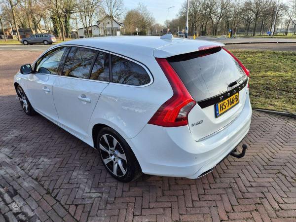 White Volvo V60 2015 in Prienai, with an engine capacity of 2.40 L and mileage of 271 thousand km for 4100 €, photo 4 on AUTOMOTO.COM.LV