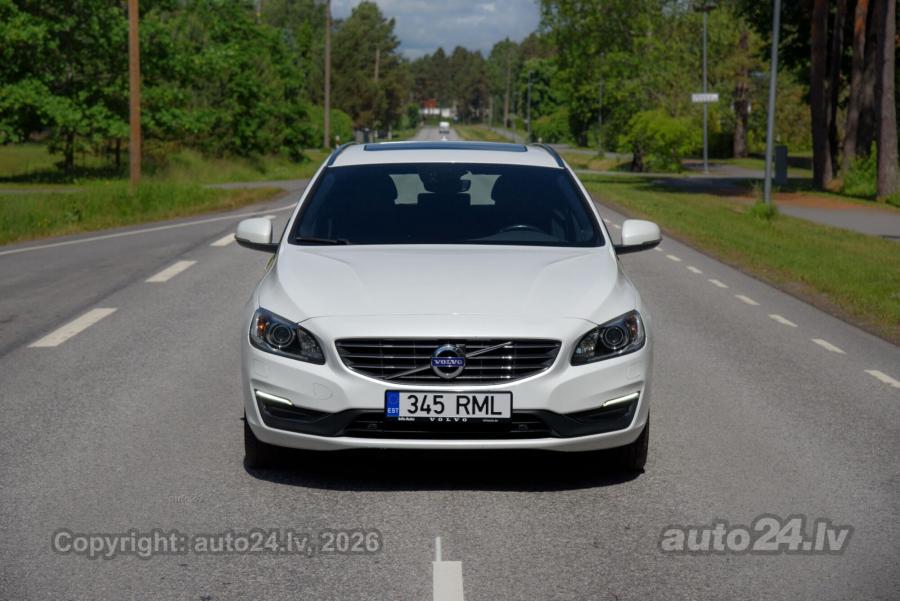 Balts Volvo V60 2015 Pērnava, ar dzinēja tilpumu 2.40 L un nobraukumu 293 tūkst. km par 9999 €, foto 3 vietnē AUTOMOTO.COM.LV