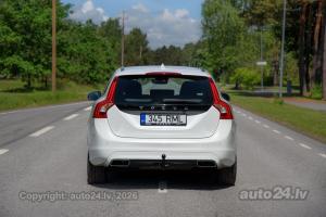 Balts Volvo V60 2015 Pērnava, ar dzinēja tilpumu 2.40 L un nobraukumu 293 tūkst. km par 9999 €, foto 6 vietnē AUTOMOTO.COM.LV