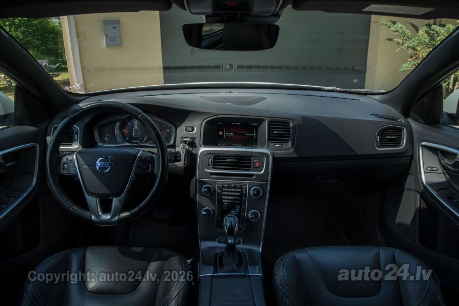 Balts Volvo V60 2015 Pērnava, ar dzinēja tilpumu 2.40 L un nobraukumu 293 tūkst. km par 9999 €, foto 8 vietnē AUTOMOTO.COM.LV
