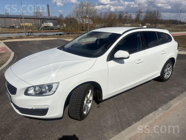 Balts Volvo V60 2015 Liepāja, ar dzinēja tilpumu 2.00 L un nobraukumu 197 tūkst. km par 7900 €, foto 1 vietnē AUTOMOTO.COM.LV