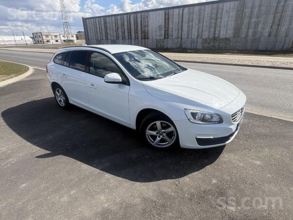 Balts Volvo V60 2015 Liepāja, ar dzinēja tilpumu 2.00 L un nobraukumu 197 tūkst. km par 7900 €, foto 2 vietnē AUTOMOTO.COM.LV