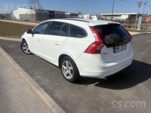 White Volvo V60 2015 in Liepaja, with an engine capacity of 2.00 L and mileage of 197 thousand km for 7900 €, photo 4 on AUTOMOTO.COM.LV