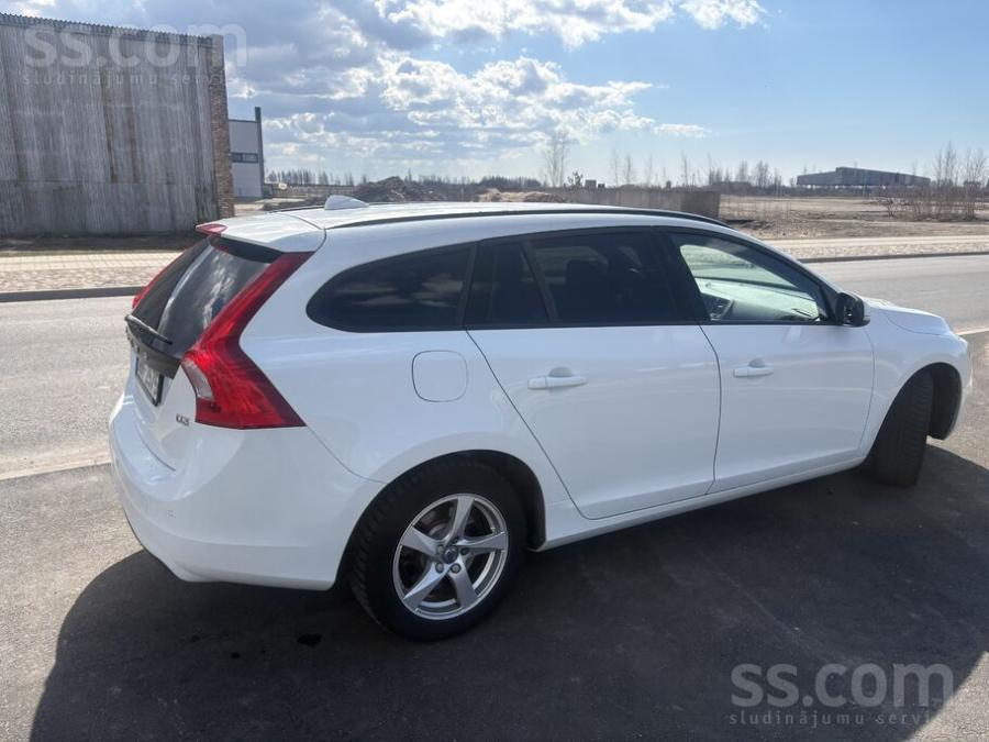 White Volvo V60 2015 in Liepaja, with an engine capacity of 2.00 L and mileage of 197 thousand km for 7900 €, photo 5 on AUTOMOTO.COM.LV