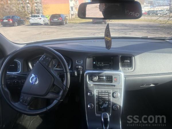 Balts Volvo V60 2015 Liepāja, ar dzinēja tilpumu 2.00 L un nobraukumu 197 tūkst. km par 7900 €, foto 6 vietnē AUTOMOTO.COM.LV