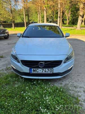 Balts Volvo V60 2015 Bauska, ar dzinēja tilpumu 2.00 L un nobraukumu 371 tūkst. km par 5250 €, foto 3 vietnē AUTOMOTO.COM.LV