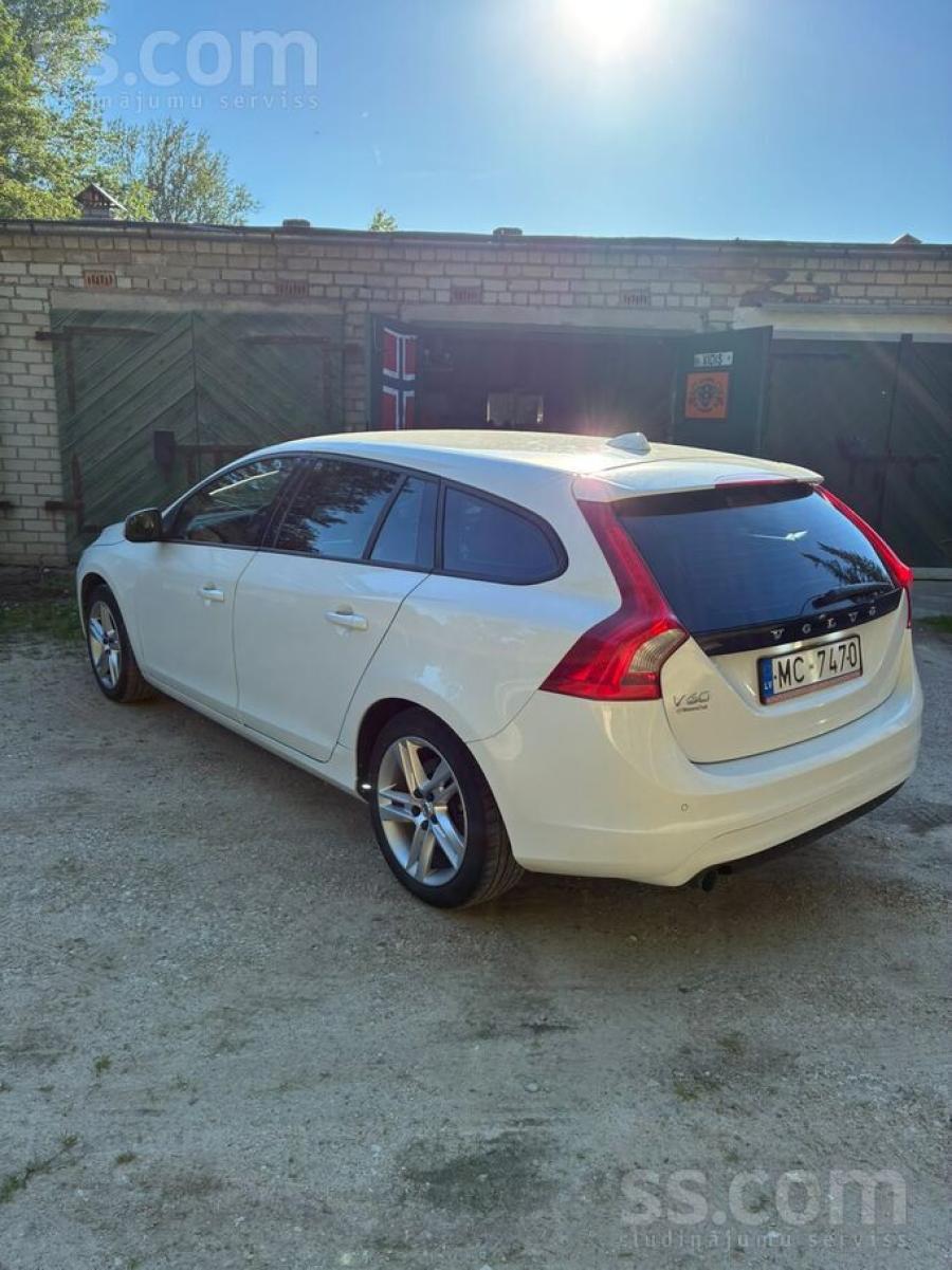 Balts Volvo V60 2015 Bauska, ar dzinēja tilpumu 2.00 L un nobraukumu 371 tūkst. km par 5250 €, foto 4 vietnē AUTOMOTO.COM.LV