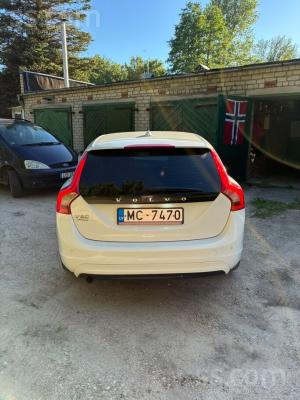 Balts Volvo V60 2015 Bauska, ar dzinēja tilpumu 2.00 L un nobraukumu 371 tūkst. km par 5250 €, foto 6 vietnē AUTOMOTO.COM.LV
