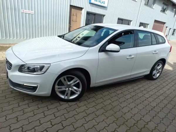 White Volvo V60 2015 in Riga, with an engine capacity of 2.00 L and mileage of 260 thousand km for 7590 €, photo 1 on AUTOMOTO.COM.LV