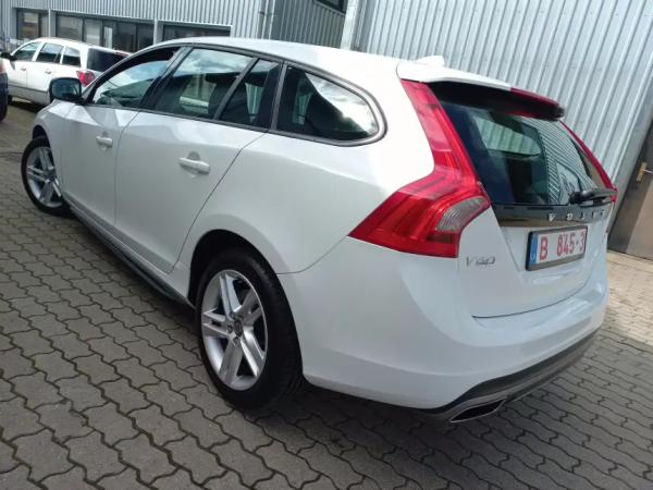 White Volvo V60 2015 in Riga, with an engine capacity of 2.00 L and mileage of 260 thousand km for 7590 €, photo 3 on AUTOMOTO.COM.LV