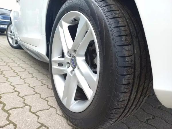White Volvo V60 2015 in Riga, with an engine capacity of 2.00 L and mileage of 260 thousand km for 7590 €, photo 4 on AUTOMOTO.COM.LV