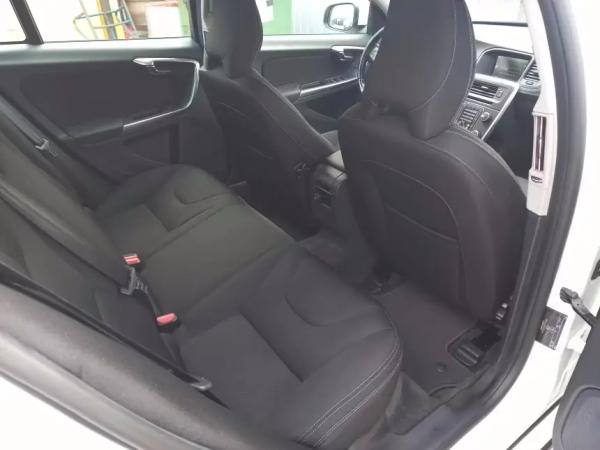 White Volvo V60 2015 in Riga, with an engine capacity of 2.00 L and mileage of 260 thousand km for 7590 €, photo 5 on AUTOMOTO.COM.LV
