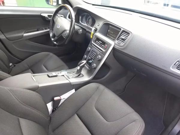 White Volvo V60 2015 in Riga, with an engine capacity of 2.00 L and mileage of 260 thousand km for 7590 €, photo 6 on AUTOMOTO.COM.LV