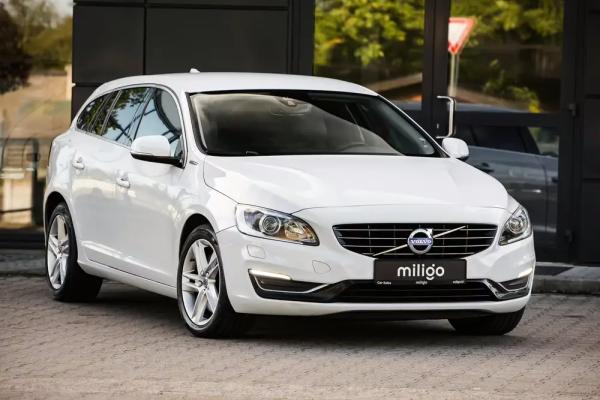 Balts Volvo V60 2015 Jelgava, ar dzinēja tilpumu 2.40 L un nobraukumu 285 tūkst. km par 8900 €, foto 4 vietnē AUTOMOTO.COM.LV