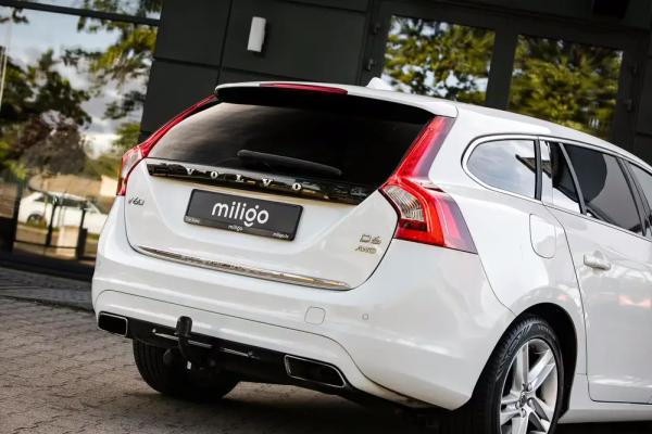 Balts Volvo V60 2015 Jelgava, ar dzinēja tilpumu 2.40 L un nobraukumu 285 tūkst. km par 8900 €, foto 6 vietnē AUTOMOTO.COM.LV