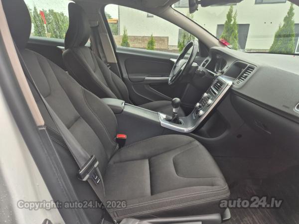White Volvo V60 2015 in Parnu, with an engine capacity of 1.60 L and mileage of 420 thousand km for 4999 €, photo 10 on AUTOMOTO.COM.LV