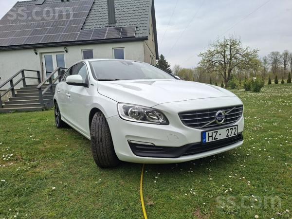 White Volvo V60 2015 in Saldus, with an engine capacity of 2.40 L and mileage of 300 thousand km for 9000 €, photo 1 on AUTOMOTO.COM.LV
