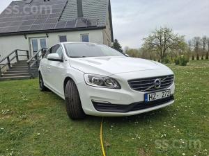White Volvo V60 2015 in Saldus, with an engine capacity of 2.40 L and mileage of 300 thousand km for 9000 €, photo  on AUTOMOTO.COM.LV