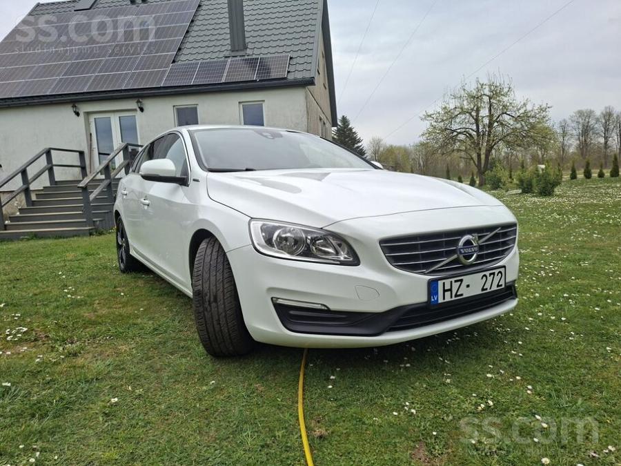 Balts Volvo V60 2015 Saldus, ar dzinēja tilpumu 2.40 L un nobraukumu 300 tūkst. km par 9000 €, foto 1 vietnē AUTOMOTO.COM.LV