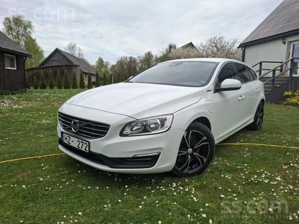 White Volvo V60 2015 in Saldus, with an engine capacity of 2.40 L and mileage of 300 thousand km for 9000 €, photo 2 on AUTOMOTO.COM.LV