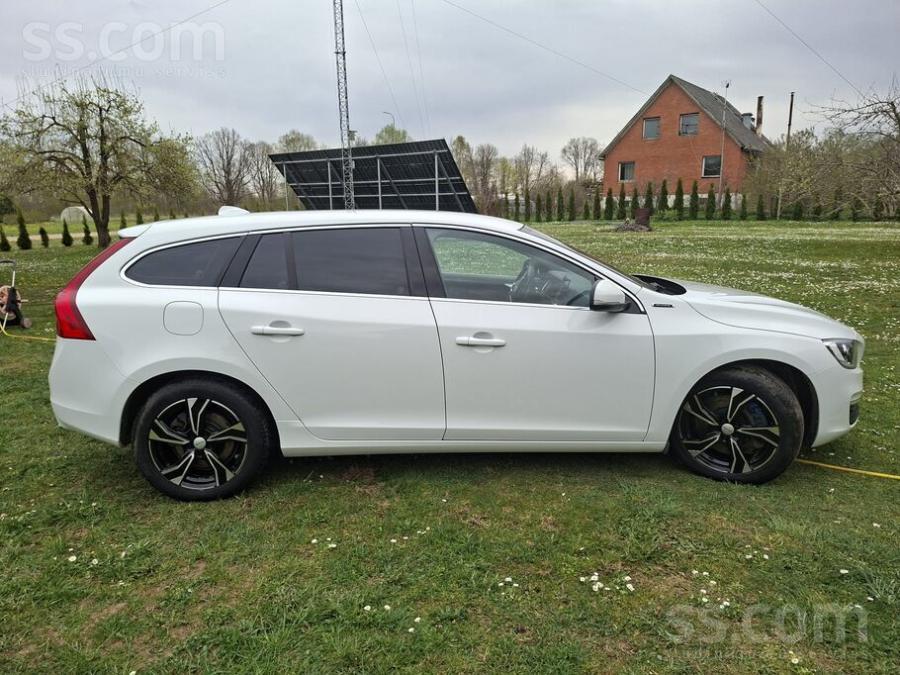 Balts Volvo V60 2015 Saldus, ar dzinēja tilpumu 2.40 L un nobraukumu 300 tūkst. km par 9000 €, foto 4 vietnē AUTOMOTO.COM.LV