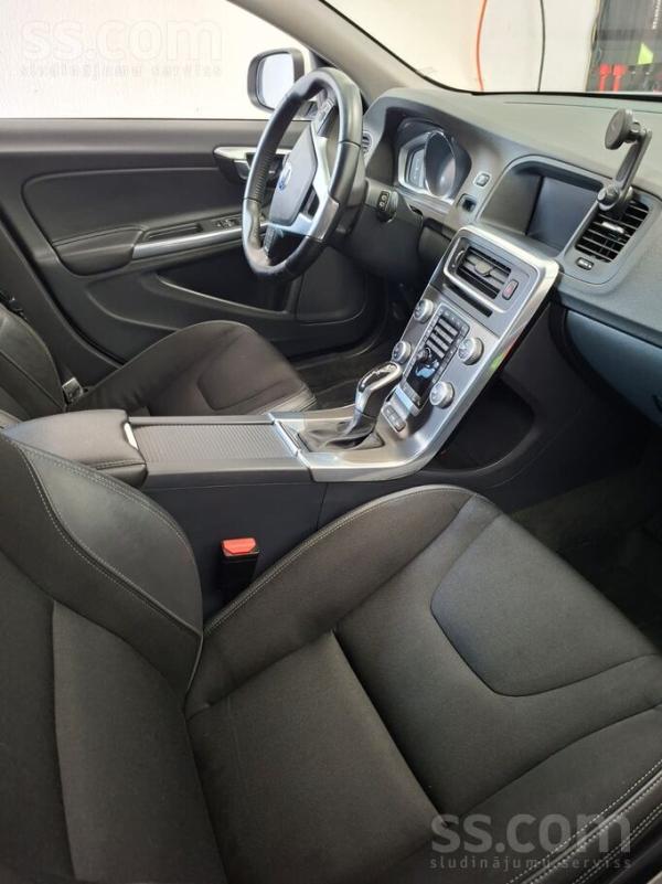 White Volvo V60 2015 in Saldus, with an engine capacity of 2.40 L and mileage of 300 thousand km for 9000 €, photo 4 on AUTOMOTO.COM.LV