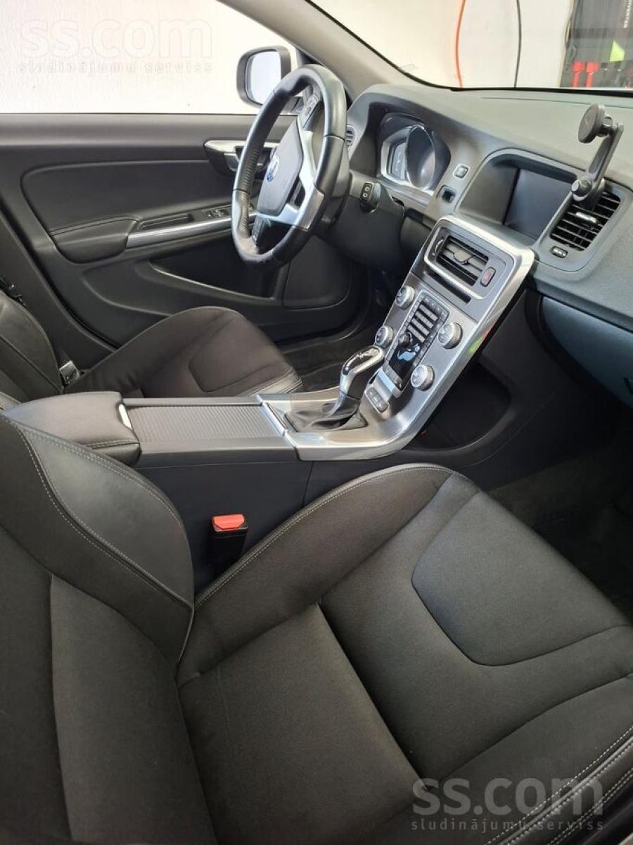 Balts Volvo V60 2015 Saldus, ar dzinēja tilpumu 2.40 L un nobraukumu 300 tūkst. km par 9000 €, foto 5 vietnē AUTOMOTO.COM.LV