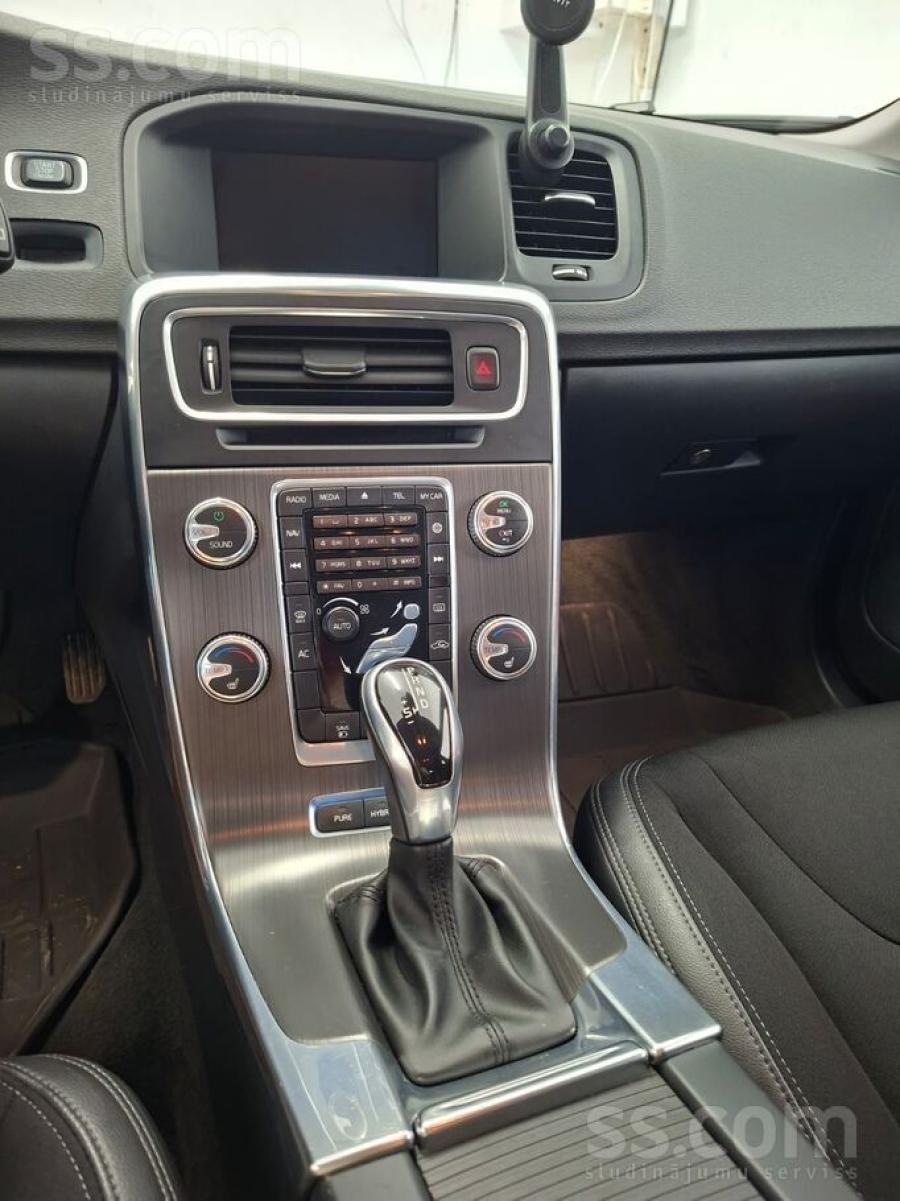 Balts Volvo V60 2015 Saldus, ar dzinēja tilpumu 2.40 L un nobraukumu 300 tūkst. km par 9000 €, foto 6 vietnē AUTOMOTO.COM.LV
