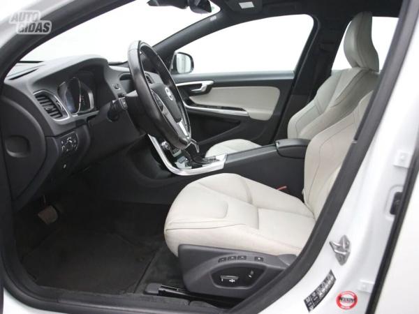 White Volvo V60 2015 in Vilnius, with an engine capacity of 2.40 L and mileage of 204 thousand km for 9999 €, photo 4 on AUTOMOTO.COM.LV