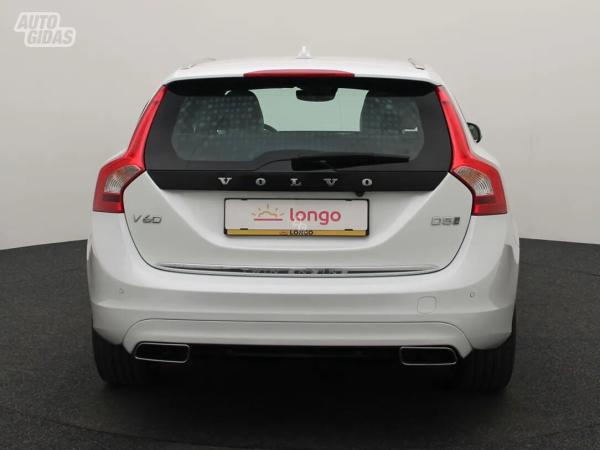 White Volvo V60 2015 in Vilnius, with an engine capacity of 2.40 L and mileage of 204 thousand km for 9999 €, photo 5 on AUTOMOTO.COM.LV
