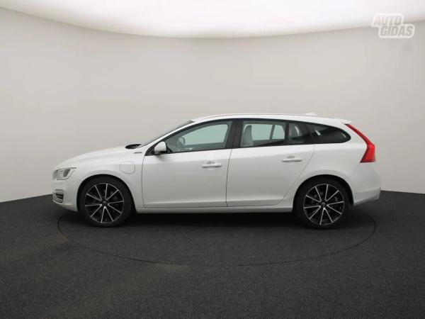 White Volvo V60 2015 in Vilnius, with an engine capacity of 2.40 L and mileage of 204 thousand km for 9999 €, photo 6 on AUTOMOTO.COM.LV