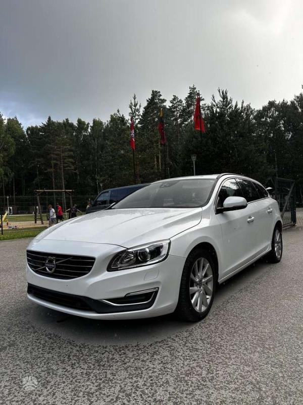 Balts Volvo V60 2015 Pasvalys, ar dzinēja tilpumu 1.56 L un nobraukumu 150 tūkst. km par 7300 €, foto 1 vietnē AUTOMOTO.COM.LV