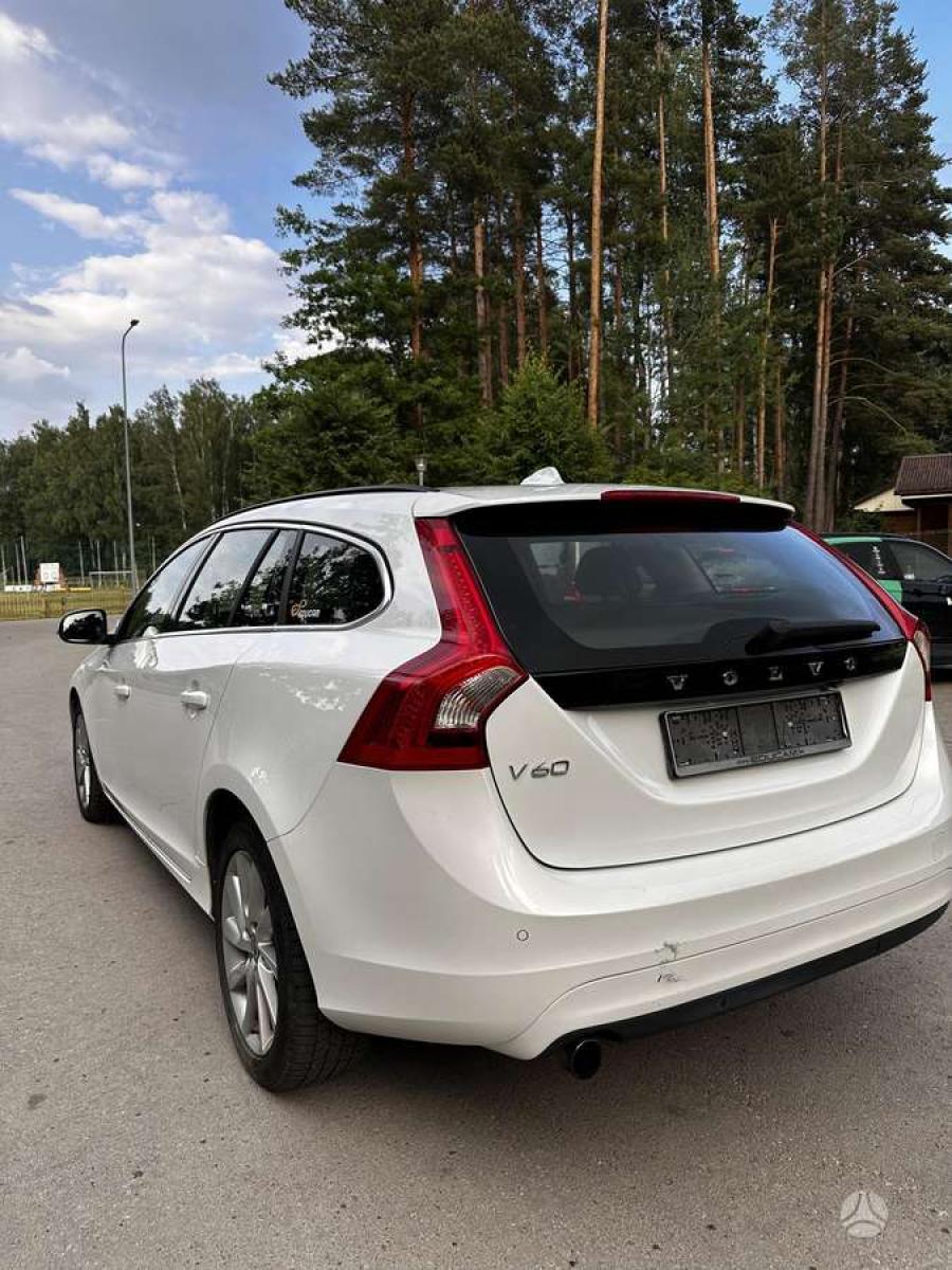 White Volvo V60 2015 in Pasvalys, with an engine capacity of 1.56 L and mileage of 150 thousand km for 7300 €, photo 8 on AUTOMOTO.COM.LV