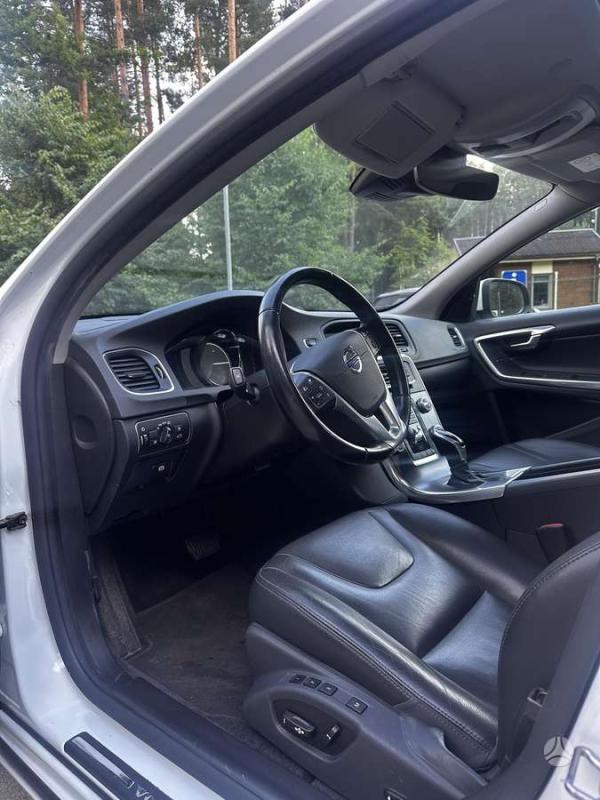 Balts Volvo V60 2015 Pasvalys, ar dzinēja tilpumu 1.56 L un nobraukumu 150 tūkst. km par 7300 €, foto 8 vietnē AUTOMOTO.COM.LV