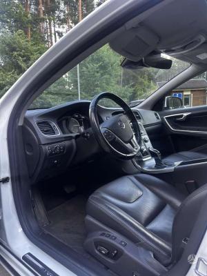 White Volvo V60 2015 in Pasvalys, with an engine capacity of 1.56 L and mileage of 150 thousand km for 7300 €, photo 9 on AUTOMOTO.COM.LV