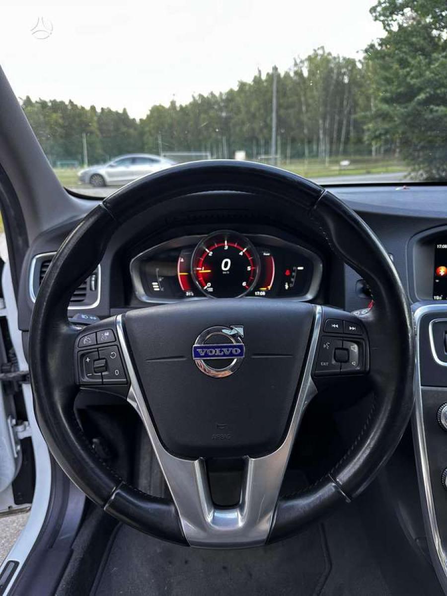 White Volvo V60 2015 in Pasvalys, with an engine capacity of 1.56 L and mileage of 150 thousand km for 7300 €, photo 12 on AUTOMOTO.COM.LV