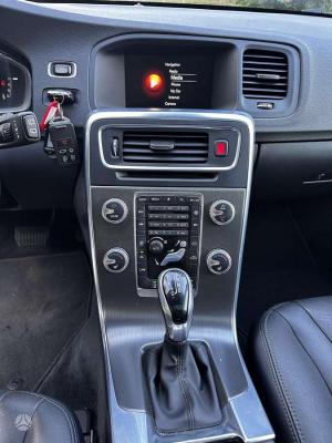 White Volvo V60 2015 in Pasvalys, with an engine capacity of 1.56 L and mileage of 150 thousand km for 7300 €, photo 13 on AUTOMOTO.COM.LV