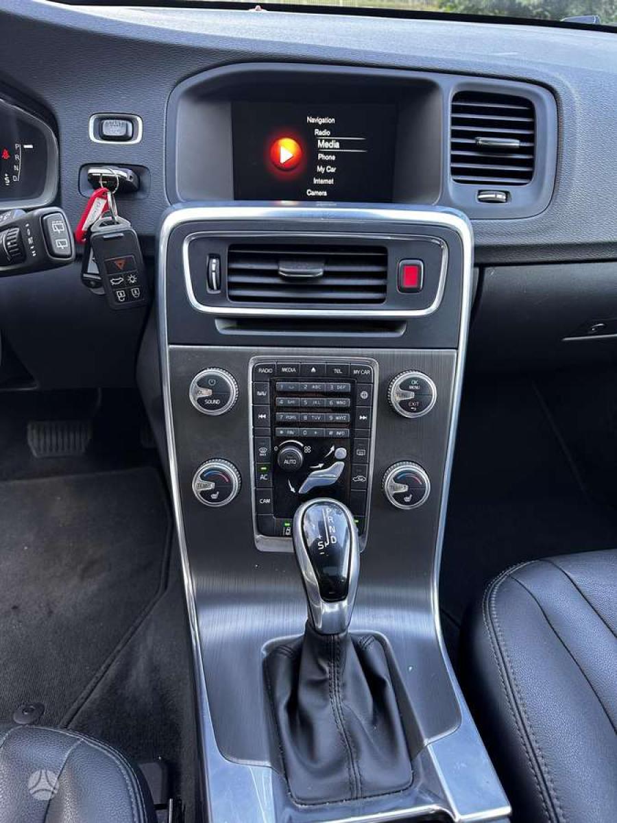 White Volvo V60 2015 in Pasvalys, with an engine capacity of 1.56 L and mileage of 150 thousand km for 7300 €, photo 13 on AUTOMOTO.COM.LV