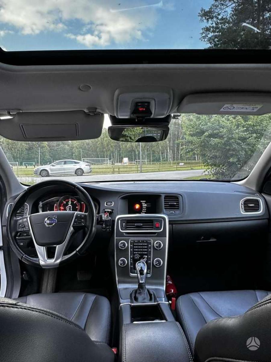 White Volvo V60 2015 in Pasvalys, with an engine capacity of 1.56 L and mileage of 150 thousand km for 7300 €, photo 17 on AUTOMOTO.COM.LV