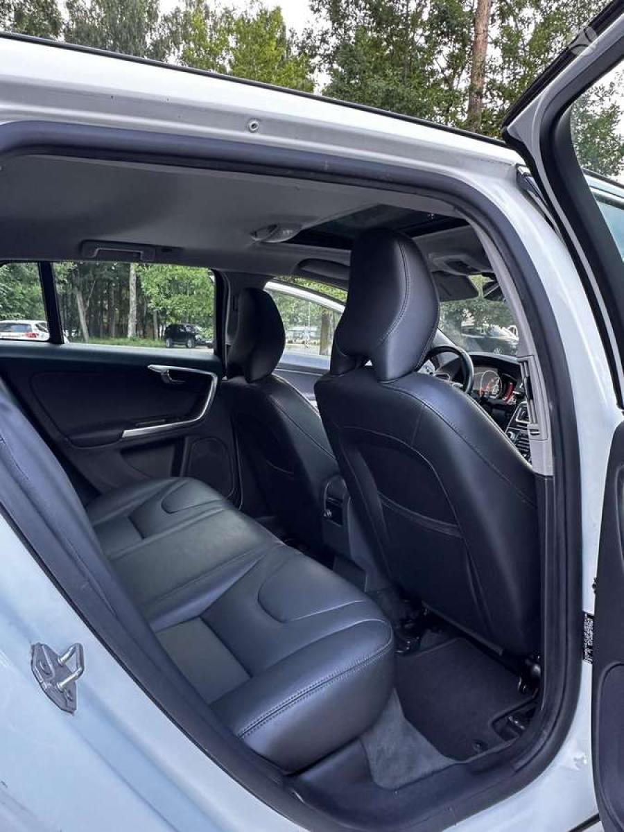 White Volvo V60 2015 in Pasvalys, with an engine capacity of 1.56 L and mileage of 150 thousand km for 7300 €, photo 18 on AUTOMOTO.COM.LV