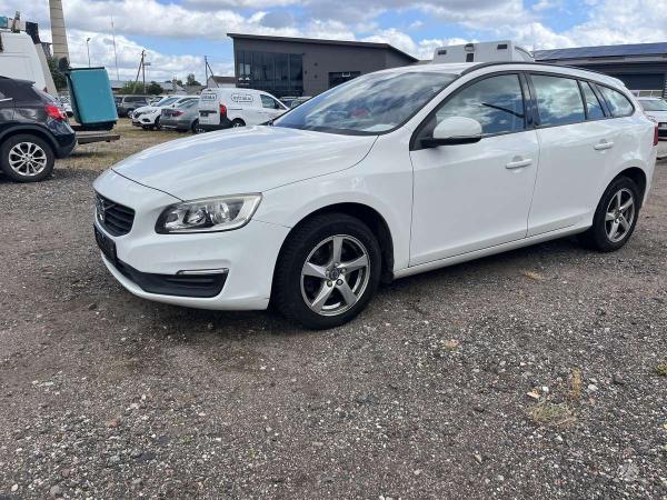 White Volvo V60 2015 in Taurage, with an engine capacity of 1.98 L and mileage of 18 thousand km for 4500 €, photo 5 on AUTOMOTO.COM.LV