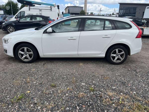White Volvo V60 2015 in Taurage, with an engine capacity of 1.98 L and mileage of 18 thousand km for 4500 €, photo 6 on AUTOMOTO.COM.LV