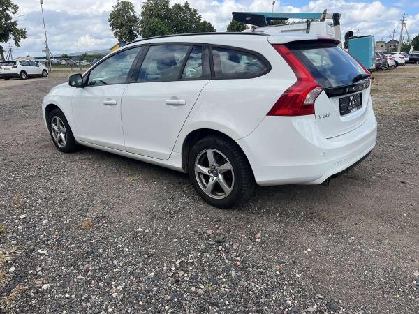 White Volvo V60 2015 in Taurage, with an engine capacity of 1.98 L and mileage of 18 thousand km for 4500 €, photo 7 on AUTOMOTO.COM.LV